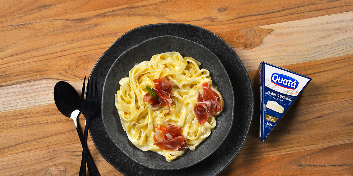 Pasta ao molho de Queijo Brie Quatá e Presunto Cru - Quatá Alimentos